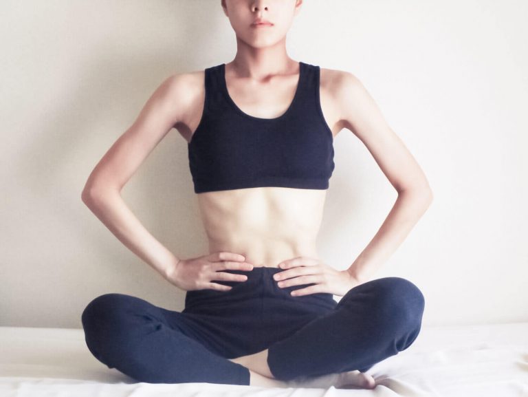 REIWA HACK | ジムで腹筋を割りたい方必見。マシンの使い方、回数、メニューもご紹介